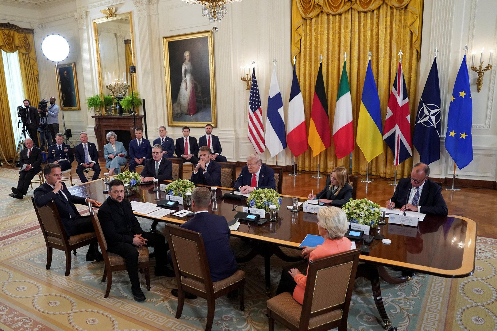 Trump und die anwesenden europäischen Staatschefs geben Statements ab ...